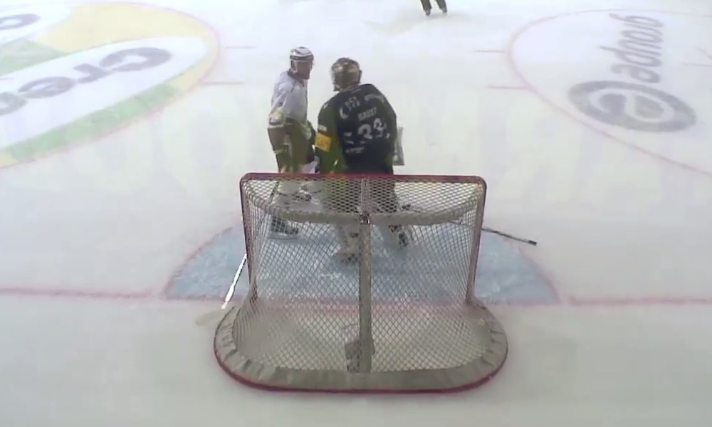 Barry Brust e Tanner Richard protagonisti di una scena particolare ...