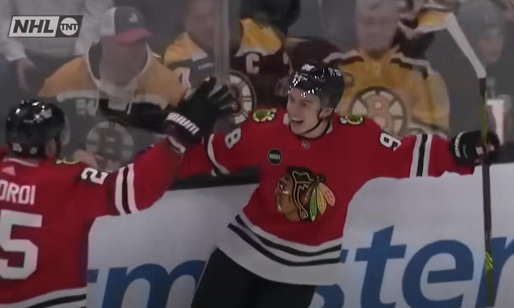 Da rivedere: il primo gol della carriera NHL del giovane Connor Bedard ...